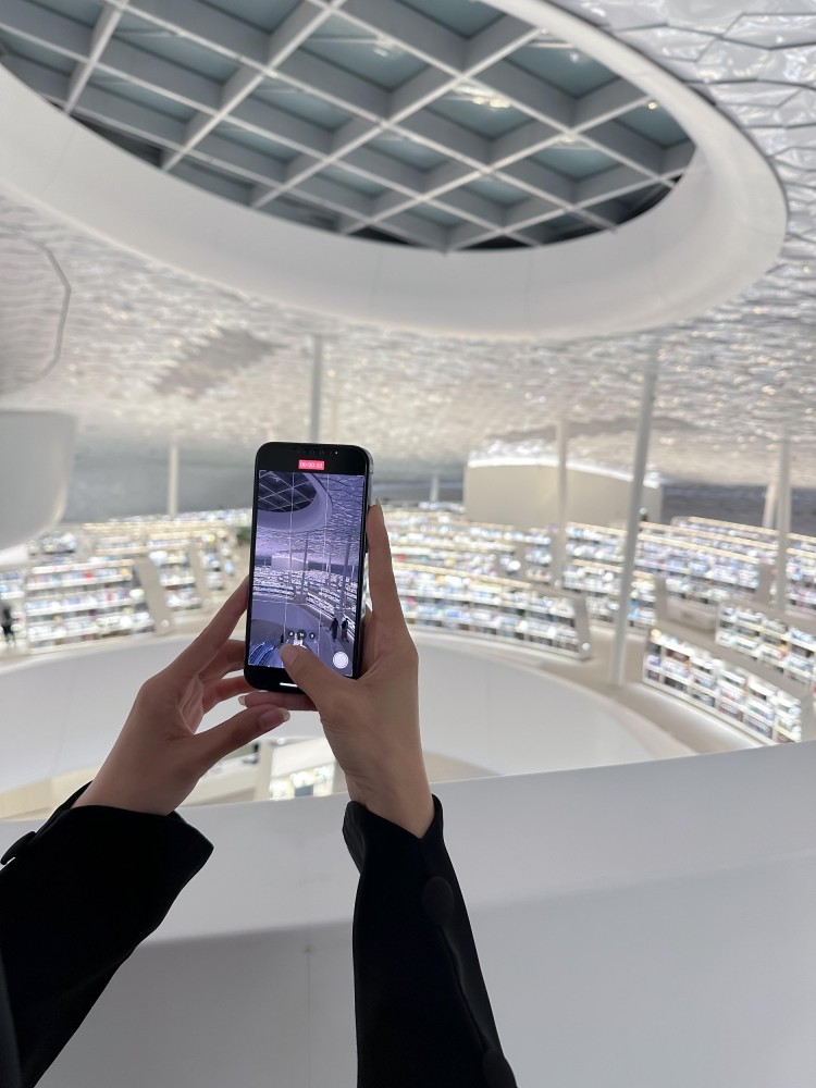 From library shelves to the lense: The art of photography with a ...